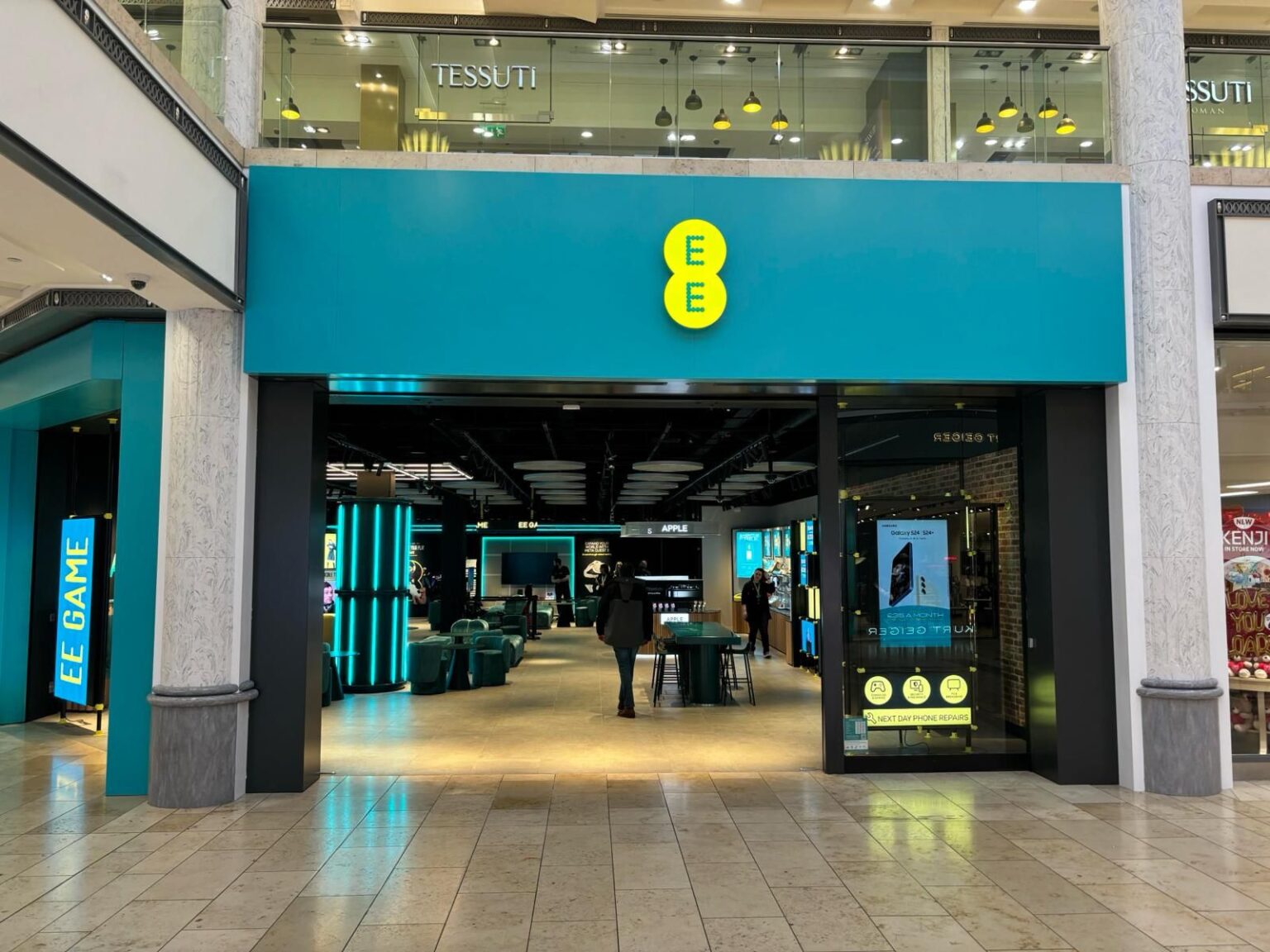 New EE Experience Store in Gateshead's Metrocentre - FMX - Urban ...